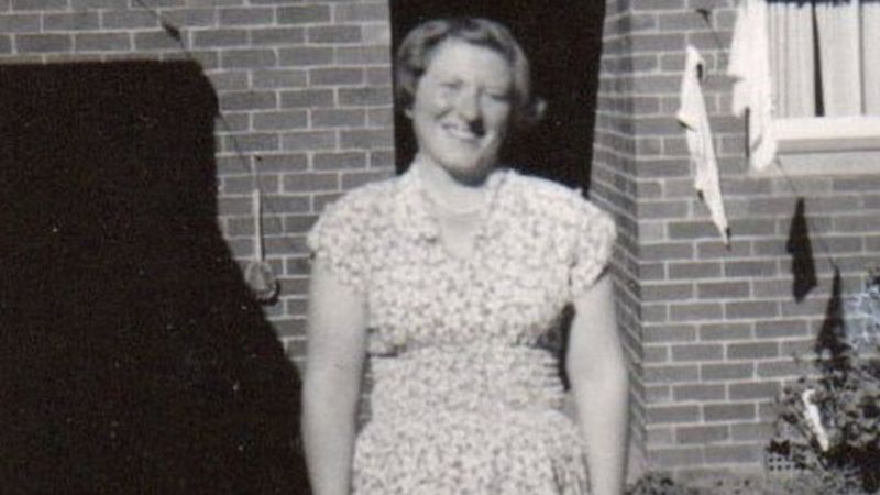 'I never knew my mother escaped the Holocaust' - BBC News