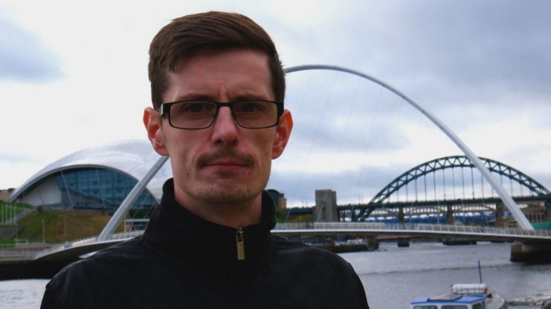 ‘Reuniting with mum ended my cycle of homelessness’ - BBC News