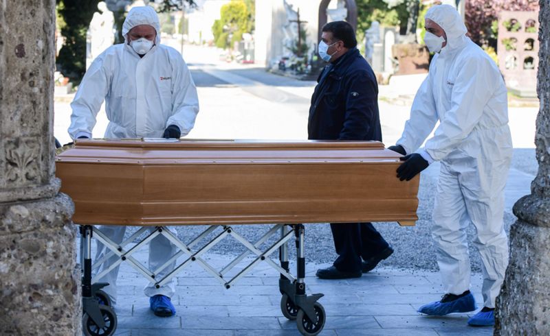Coronavirus: US funerals move to live-streaming - BBC News