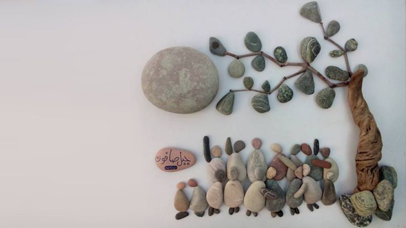 Turning pebbles into pictures of the war in Syria - BBC News