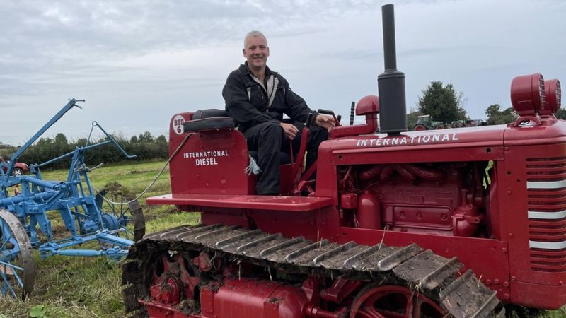 Cubley: Tractors go head-to-head at ploughing contest - BBC News