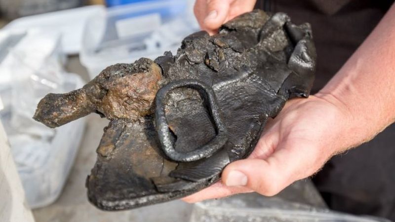 Portsmouth HMS Invincible shipwreck artefacts to go on show - BBC News