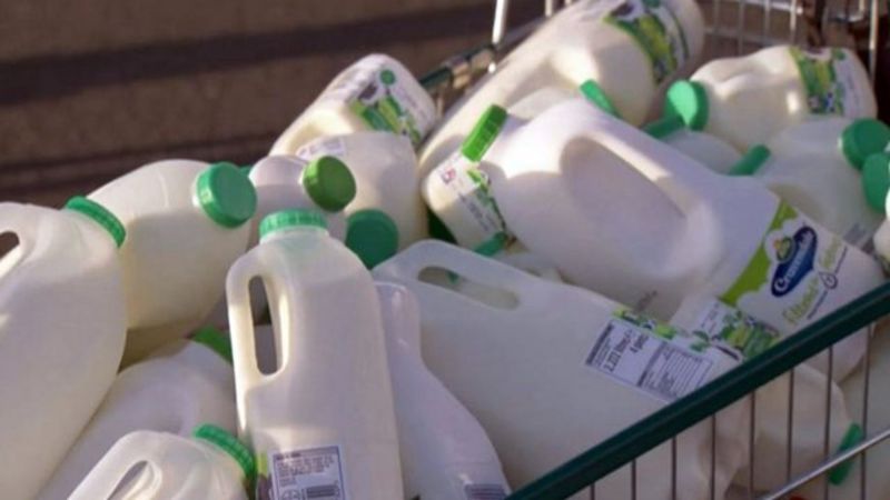 Farmers in fresh protests over supermarket milk prices - BBC News