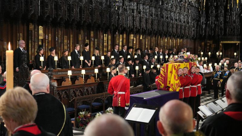 Windsor Castle: Hundreds queue to visit Queen's final resting place - BBC News