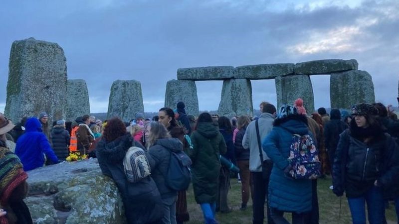 Spring equinox: Hundreds rise early to celebrate at Stonehenge - BBC News