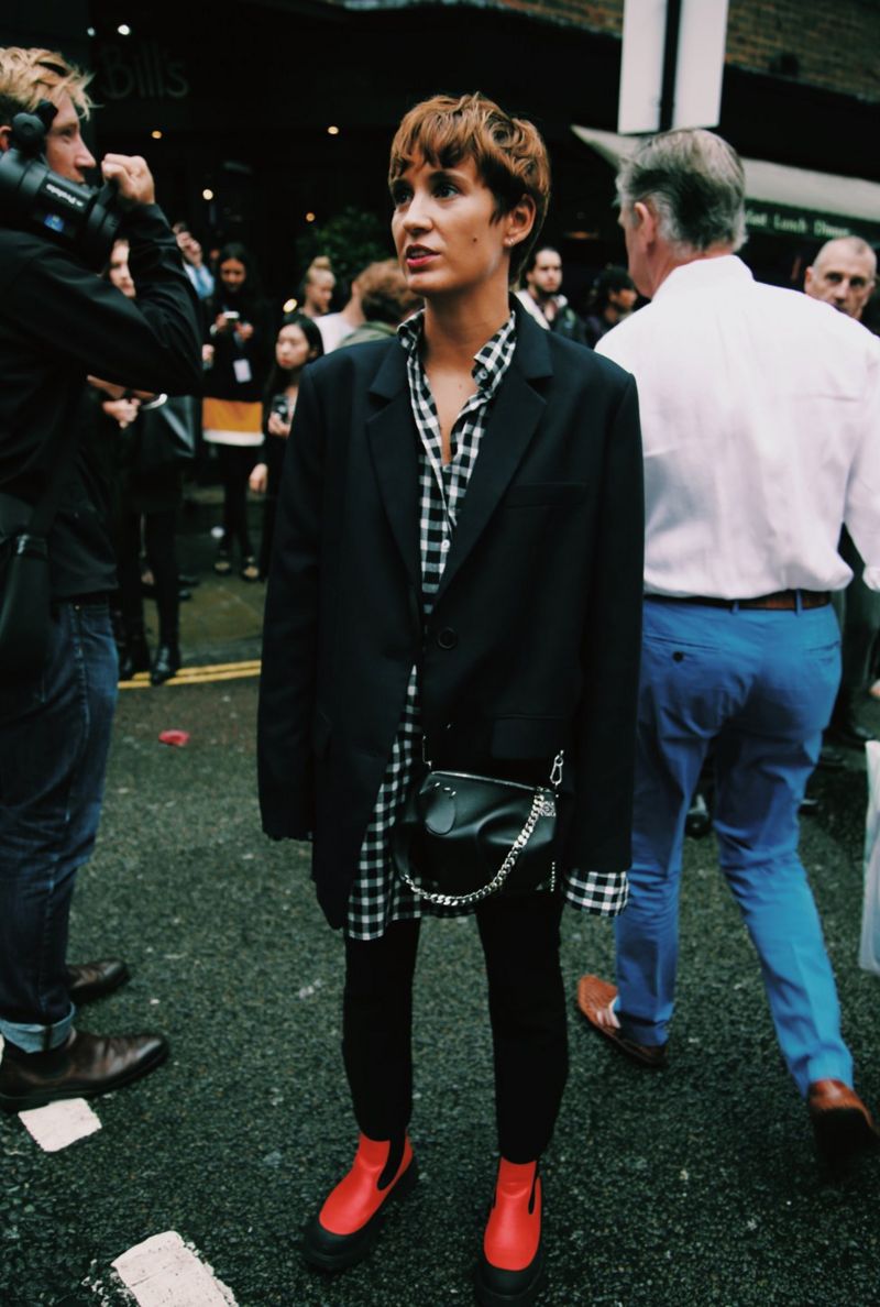In pictures: Gender blending at London Fashion Week - BBC News