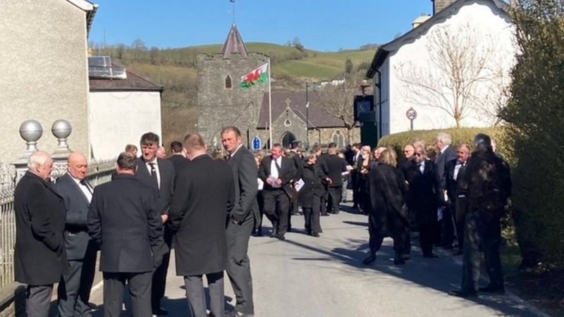 Dai Jones Llanilar: Hundreds attend funeral - BBC News