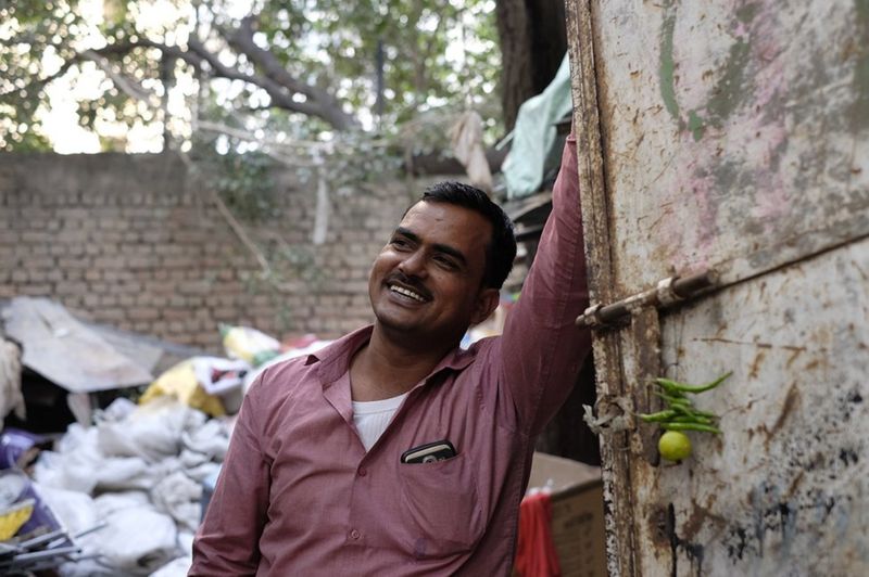 The Indian men who make money selling trash - BBC News