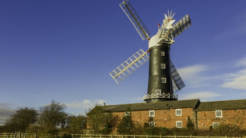 Skidby Windmill opens for behind-the-scenes tour - BBC News