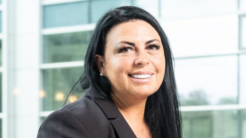 Lost luggage showing signs of recovery after hitting 10-year high - BBC ...