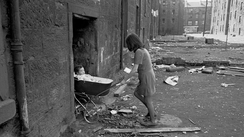 Do you know the people in these pictures of tenement life? - BBC News