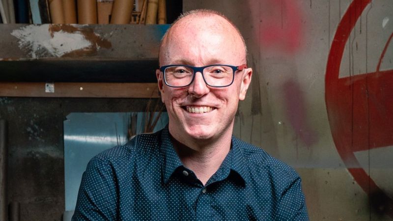 Theatres tempt new audiences with virtual reality - BBC News