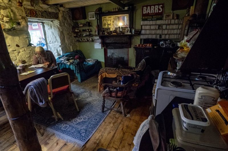 The remote UK community living off-grid - BBC News