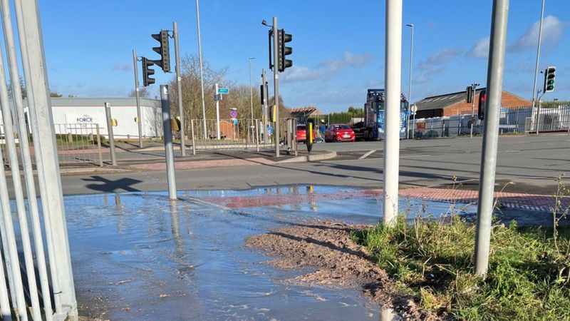 Shepshed: Overflowing sewage floods front gardens - BBC News