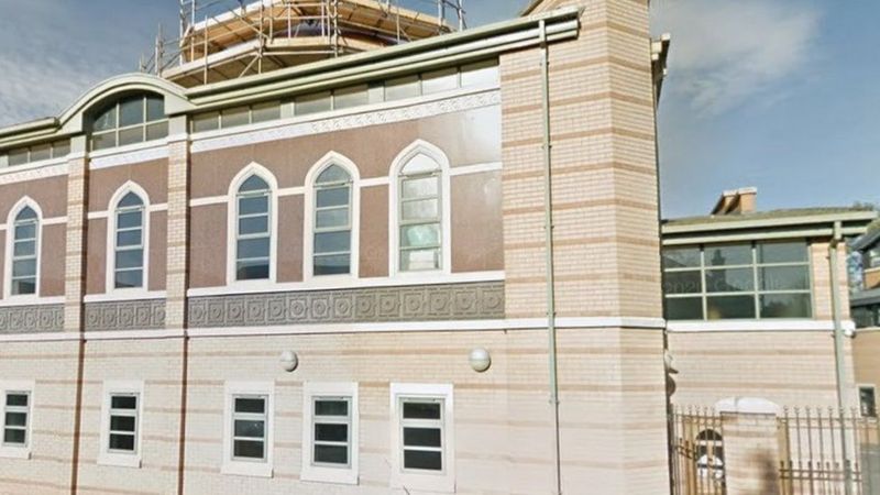 Mosques open to public for weekend event - BBC News