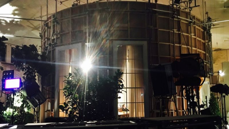 White House: The full-sized Oval Office replica in Norfolk - BBC News