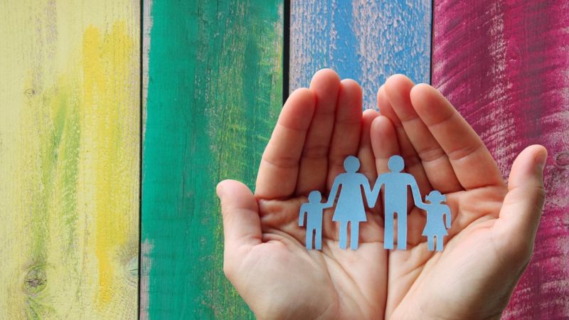 Children's social worker recruitment 'too low' - BBC News