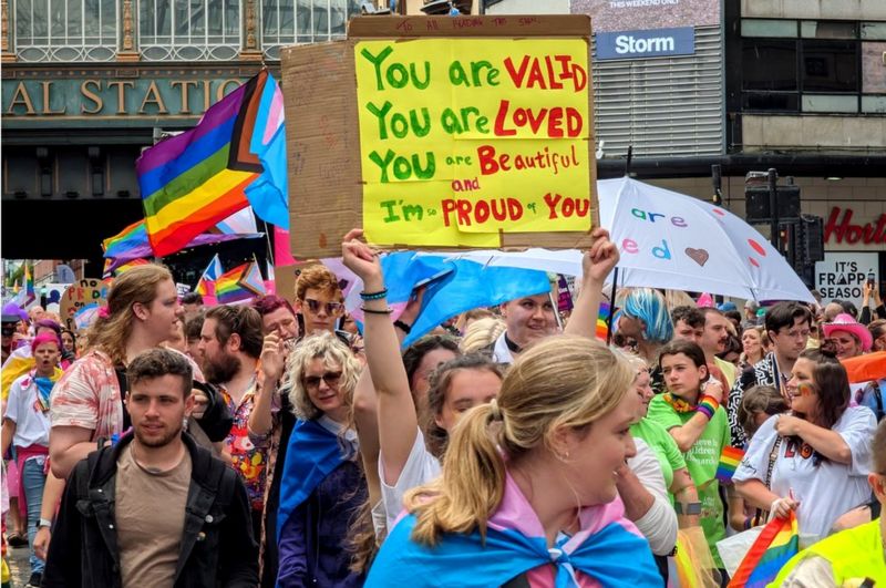 In pictures: Glasgow's Pride Mardi Gla - BBC News