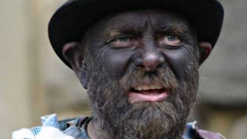 Black face-paint Morris dancers heckled in Birmingham - BBC News
