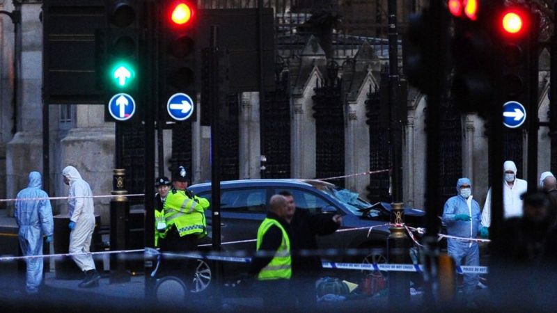 London attack: 'A policeman was on the floor' - witness accounts - BBC News