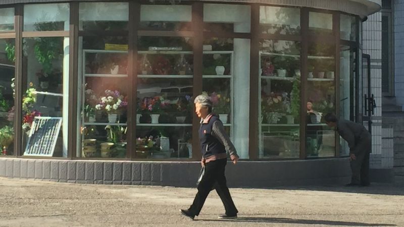 What the shops and shoppers of North Korea tell us - BBC News