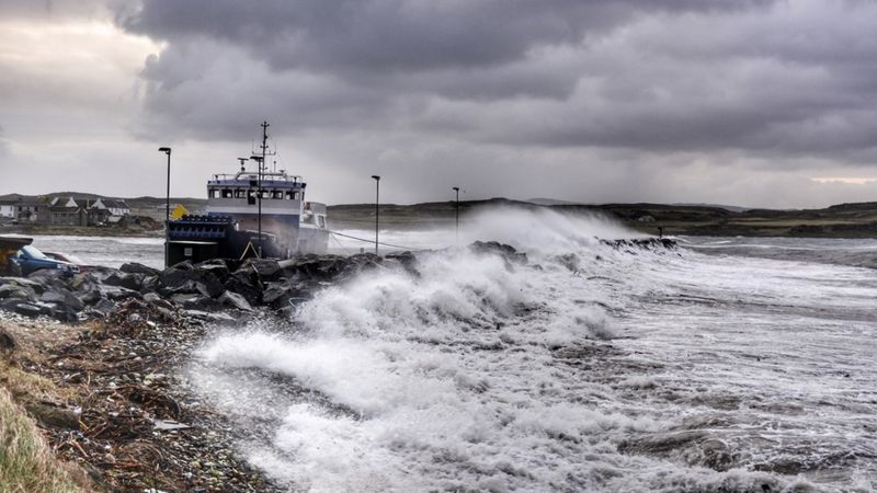 Storm Caroline disrupts travel and closes schools - BBC News