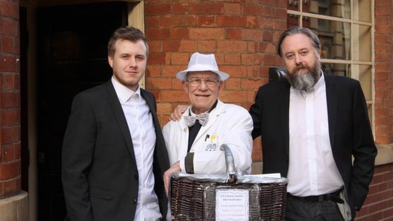 Concert to aid Nottingham Cockle Man's cancer treatment - BBC News