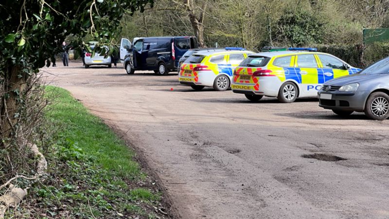 Shotover Country Park closed in Oxford after woman's body found - BBC News