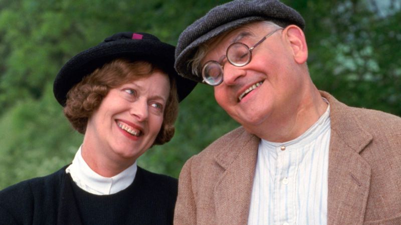 Josephine Tewson: Keeping Up Appearances actress dies at 91 - BBC News
