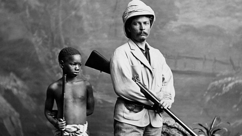 Africa explorer HM Stanley statue to stay in Denbigh - BBC News