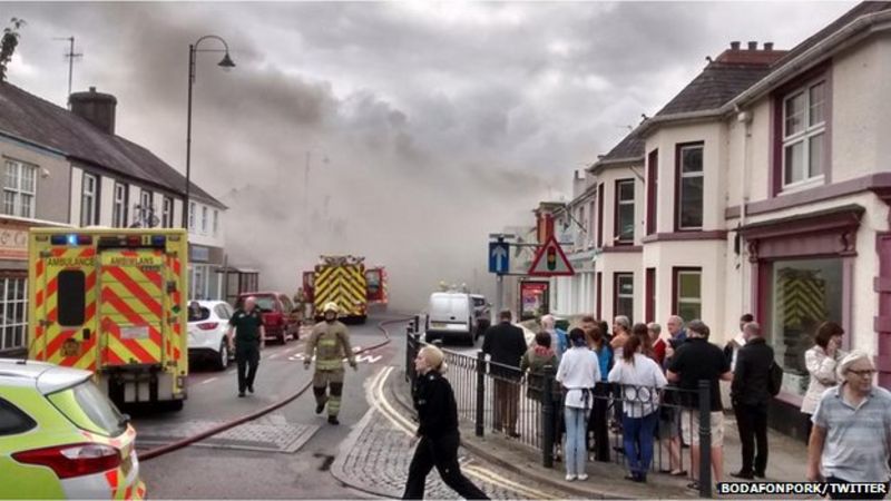 Offices evacuated and roads shut after Llangefni chip shop fire - BBC News