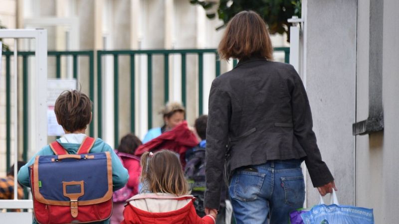 National Living Wage 'fails to cover families' basic needs' - BBC News