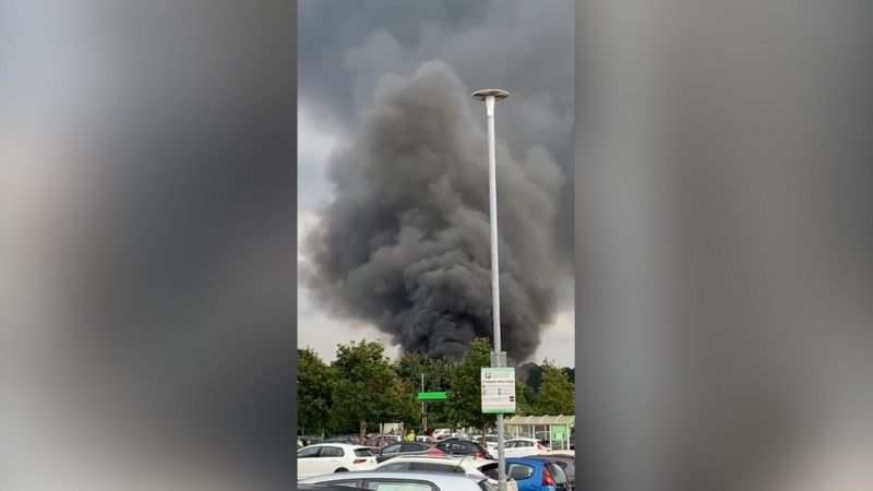 Dewsbury fire: Crews remain at industrial unit after blaze - BBC News