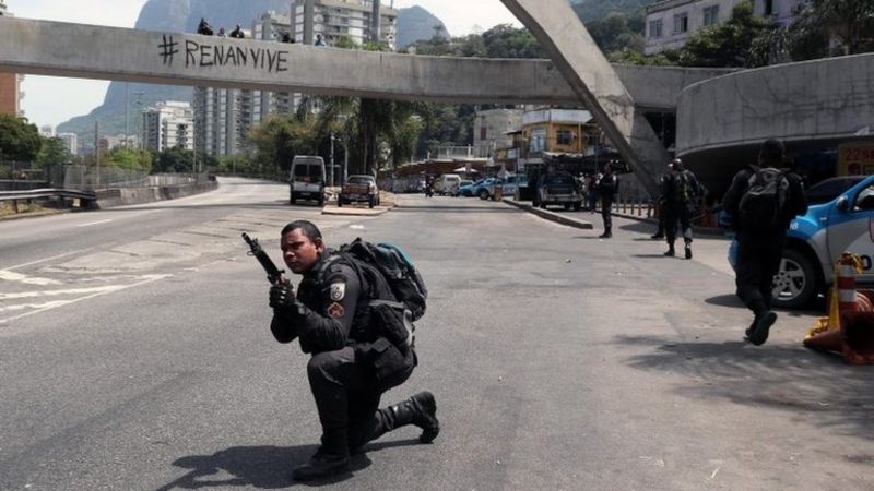 Madonna faces social media backlash over Rio police photo - BBC News