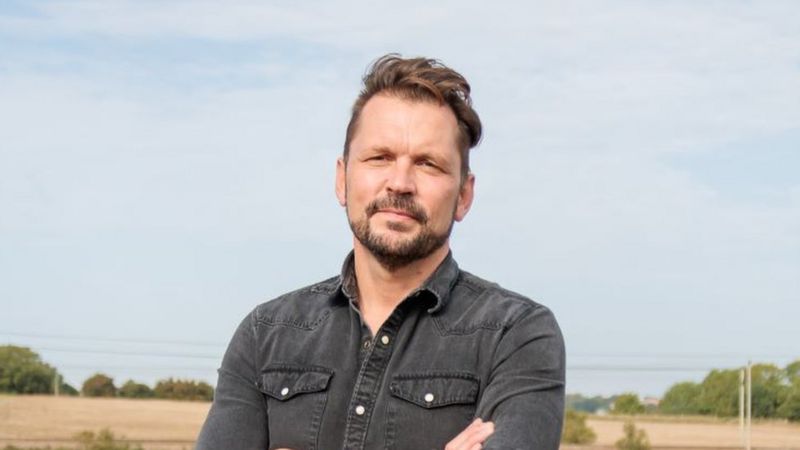 Jimmy Doherty says polar bear enclosure cost nearly £1m - BBC News