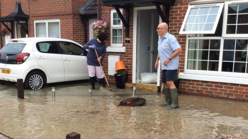 Swindon homes flooded after water main bursts - BBC News