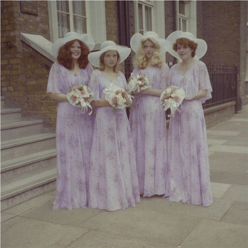 A thousand unknown faces in a trove of Hackney pictures - BBC News