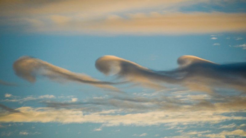 Kelvin-Helmholtz: Rare wave clouds amaze sky-watchers in Wyoming - BBC News