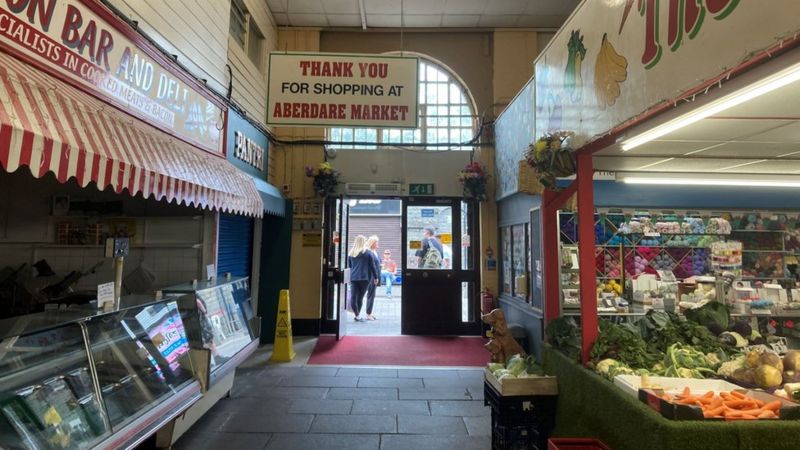 Cost of living crisis: Traders sell Christmas cards in September - BBC News