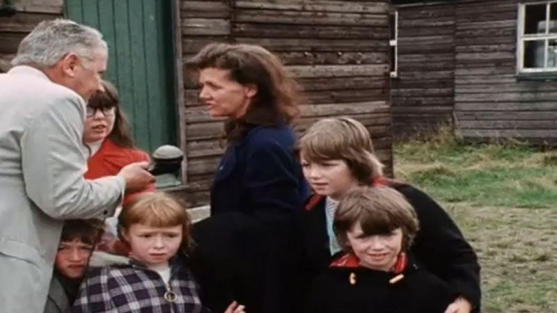 The Troubles: When Belfast children fled the city - BBC News