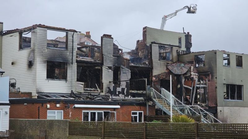 Fareham fire: Osborne View pub staff evacuated from pub - BBC News