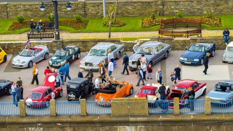 Hundreds of cars on show in Manx motoring extravaganza - BBC News