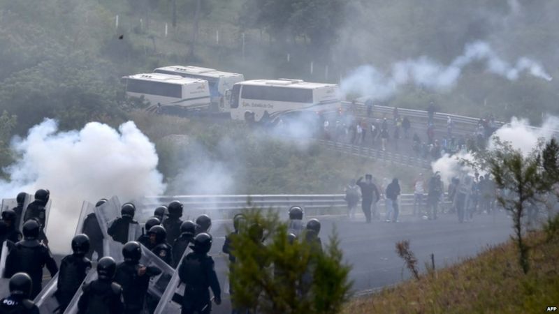 Mexico riot police clash with protesting students in Guerrero - BBC News