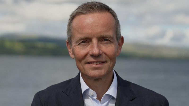 CalMac chief Robbie Drummond steps down after leadership review - BBC News