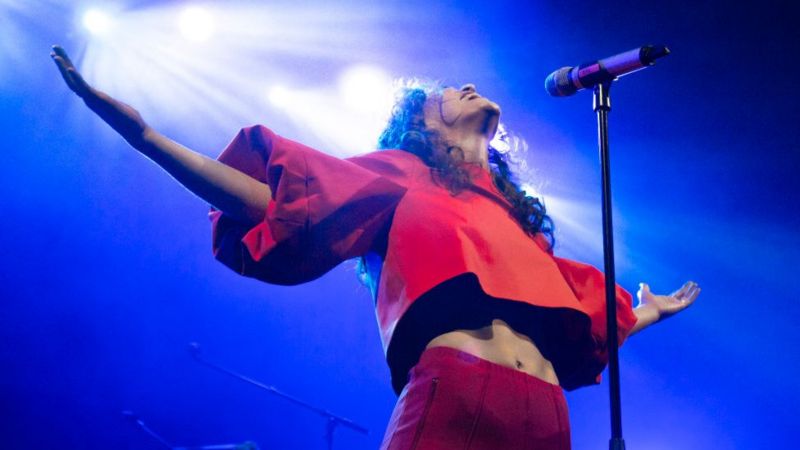 Rae Morris: 'I was definitely, fully dropped' - BBC News