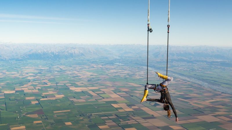 New Zealand sky-high trapeze act in world record bid - BBC News