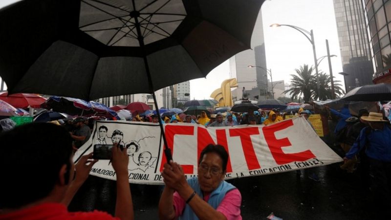 Mexico protests over Oaxaca teachers' leader arrest - BBC News