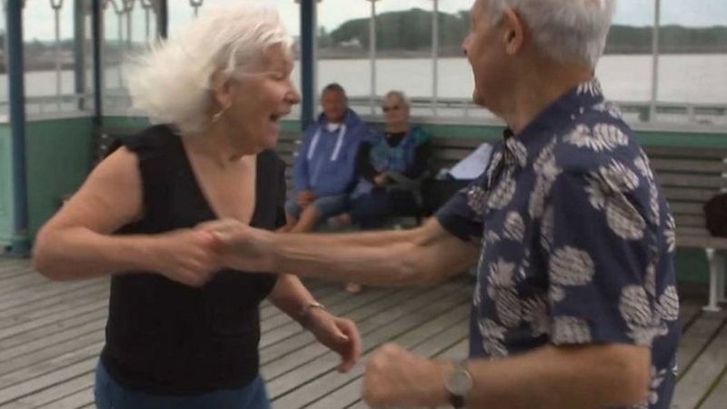 Southend exhibition celebrates punks, mods and rockers - BBC News