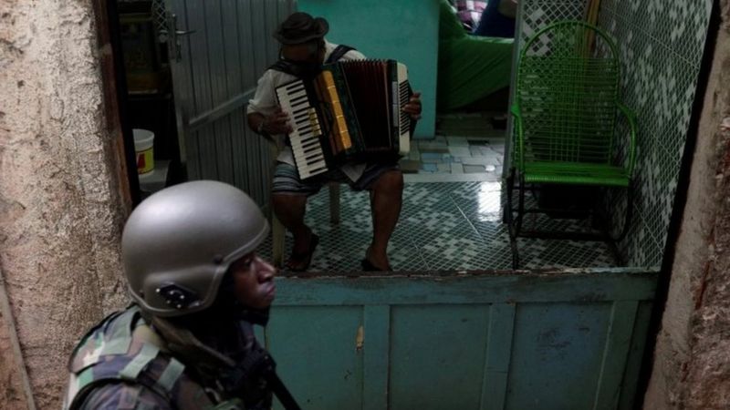 Brazil's army sent to quell Rio favela violence - BBC News