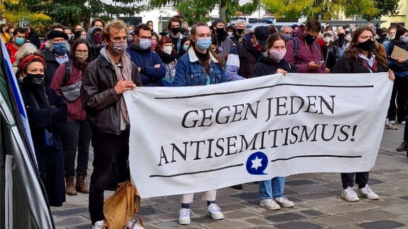 Halle synagogue attack: Survivors relive terror in German trial - BBC News